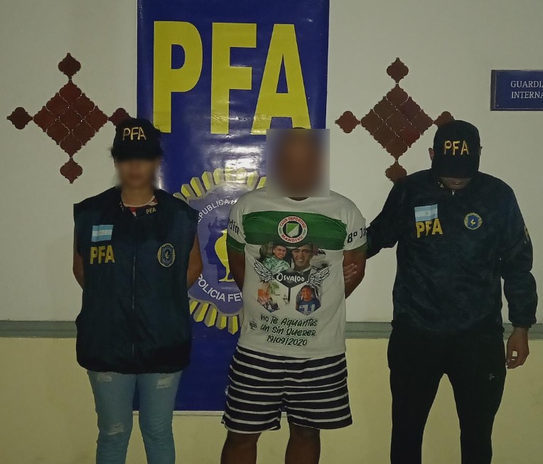 La Policía Federal Argentina detuvo a un hombre con pedido de captura ... La Policía Federal Argentina detuvo a un hombre con pedido de captura ...