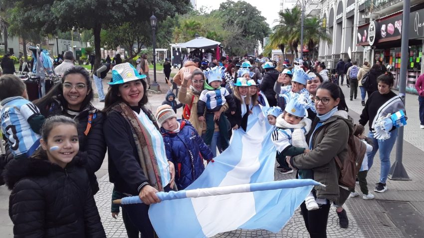 Jardineritos cubrieron la peatonal Junín con los colores de la Bandera ...