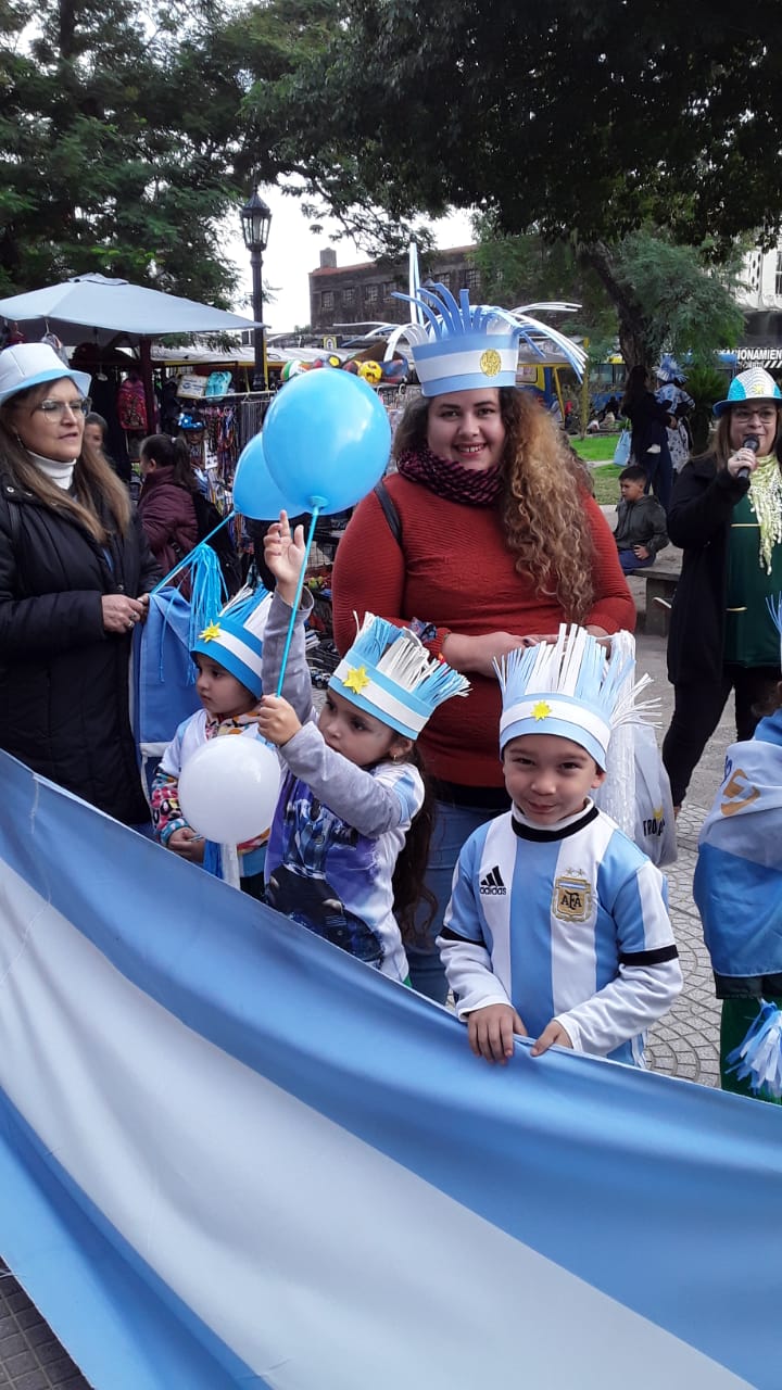 Jardineritos cubrieron la peatonal Junín con los colores de la Bandera ...
