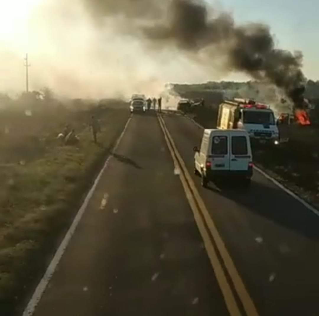 Dos autos se prendieron fuego tras un brutal choque en el Interior ... Dos autos se prendieron fuego tras un brutal choque en el Interior ...