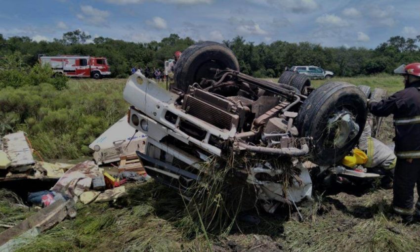 Camión volcó en Formosa: hay tres heridos, uno de Corrientes - Diario ... Camión volcó en Formosa: hay tres heridos, uno de Corrientes - Diario ...